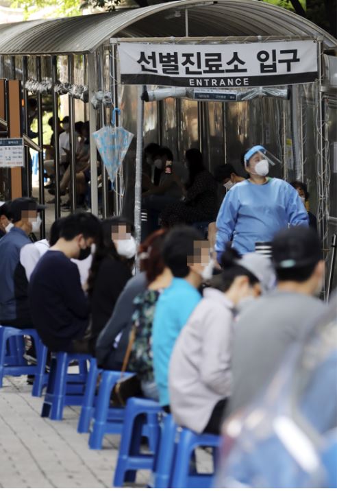 코로나19 신규확진 1805명 433명↑… 연휴끝 다시 급증